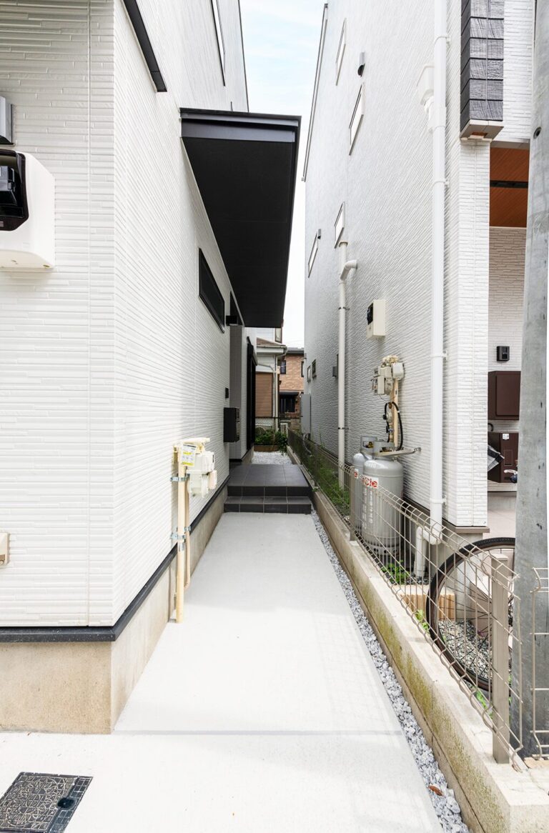 シンプルな白壁と黒のアクセントの外観が魅力的な4LDK+駐車2台の住まい- 株式会社BLISS(ブリス)