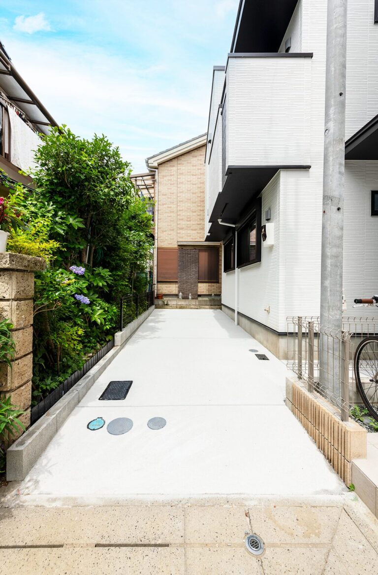 シンプルな白壁と黒のアクセントの外観が魅力的な4LDK+駐車2台の住まい -株式会社BLISS（ブリス）