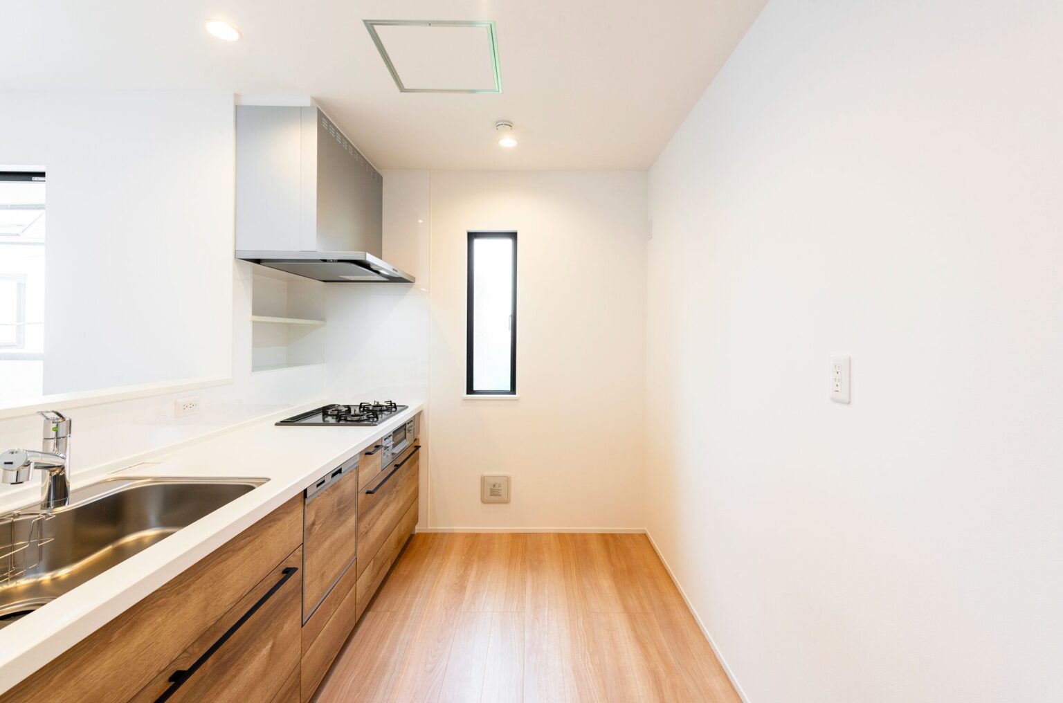 シンプルな白壁と黒のアクセントの外観が魅力的な4LDK+駐車2台の住まい -株式会社BLISS（ブリス）