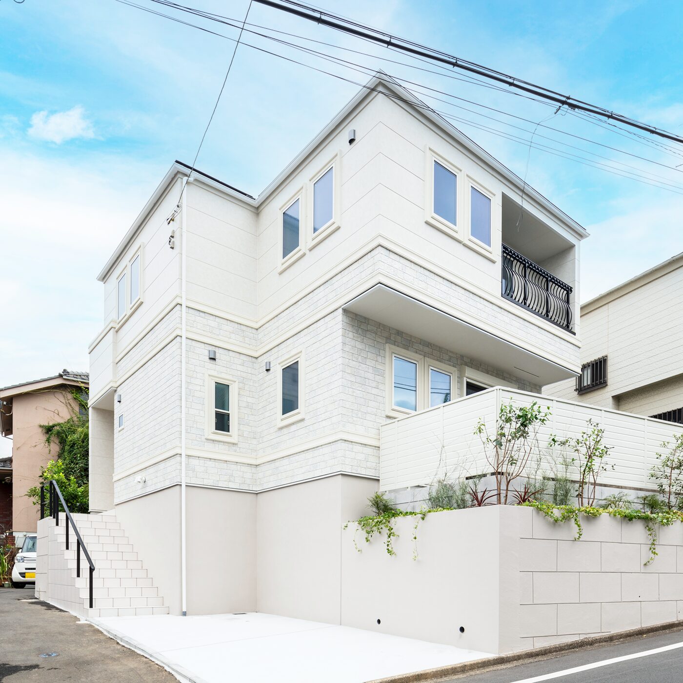 陽光溢れる庭付き4LDK。白を基調とした美しい外観の住まい -株式会社BLISS（ブリス）