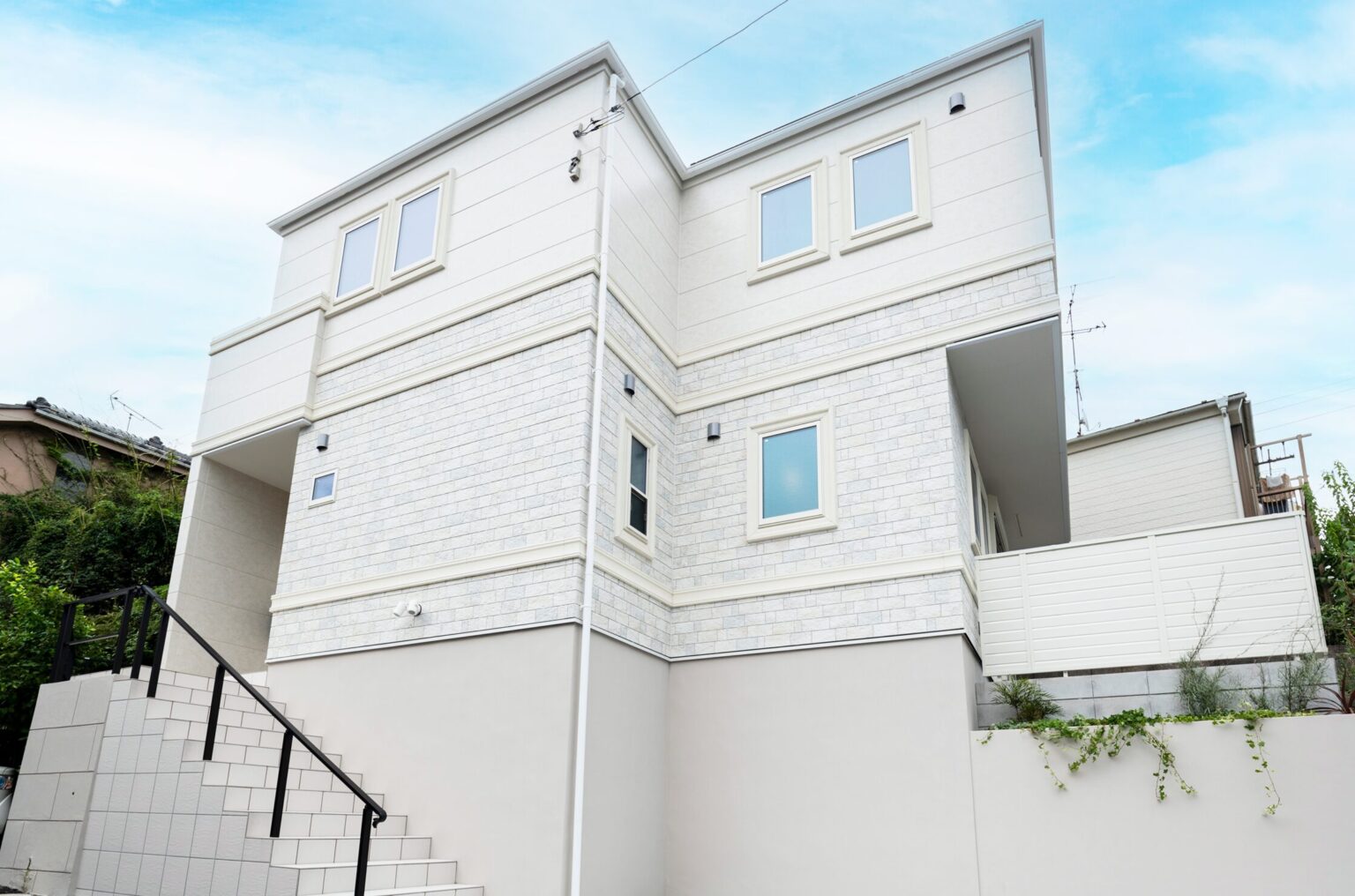 陽光溢れる庭付き4LDK。白を基調とした美しい外観の住まい- 株式会社BLISS(ブリス)